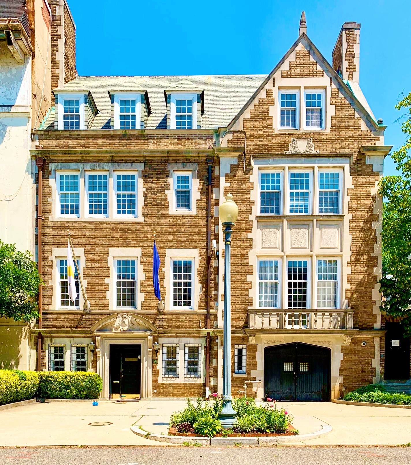 Washington, DC Homes With Garage For Sale