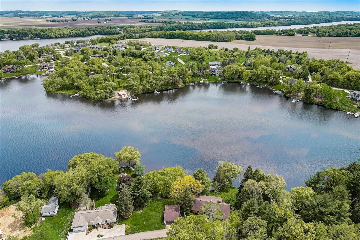 Stunning Lakefront Property for in Merrimac