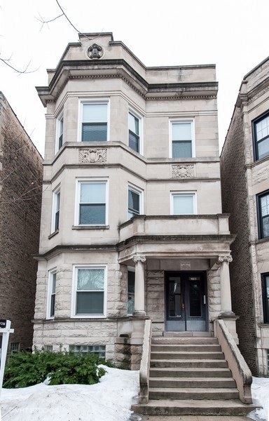Multi-unit buildings in Bucktown Chicago
