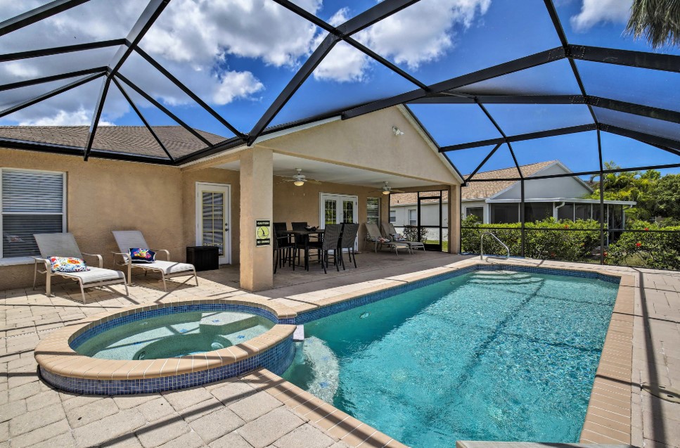 Saltwater Pools vs. Chlorine Pools: A Florida Luxury Homeowner’s Guide