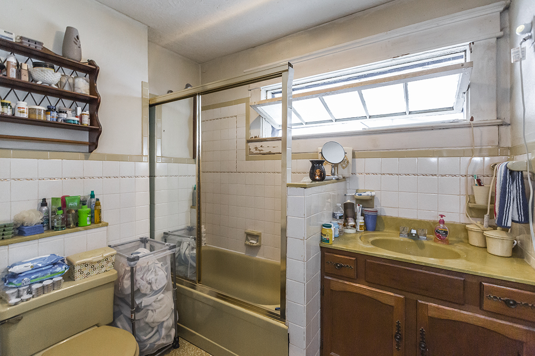 Absolute Estate Auction | 714 Link Avenue, Paris